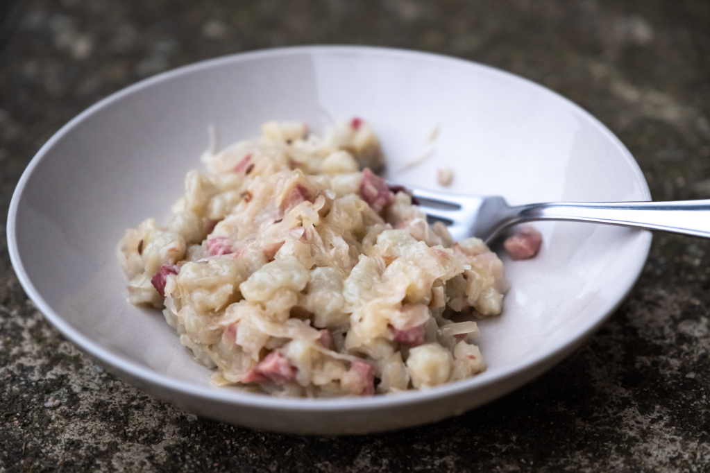 Strapačky se zelím a uzeným masem - Letem gastro světem